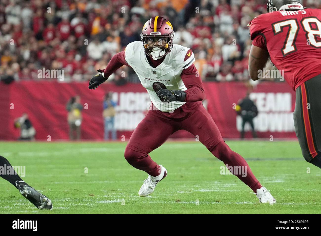 Washington Commanders linebacker Dante Fowler Jr. (6) runs to the ball ...