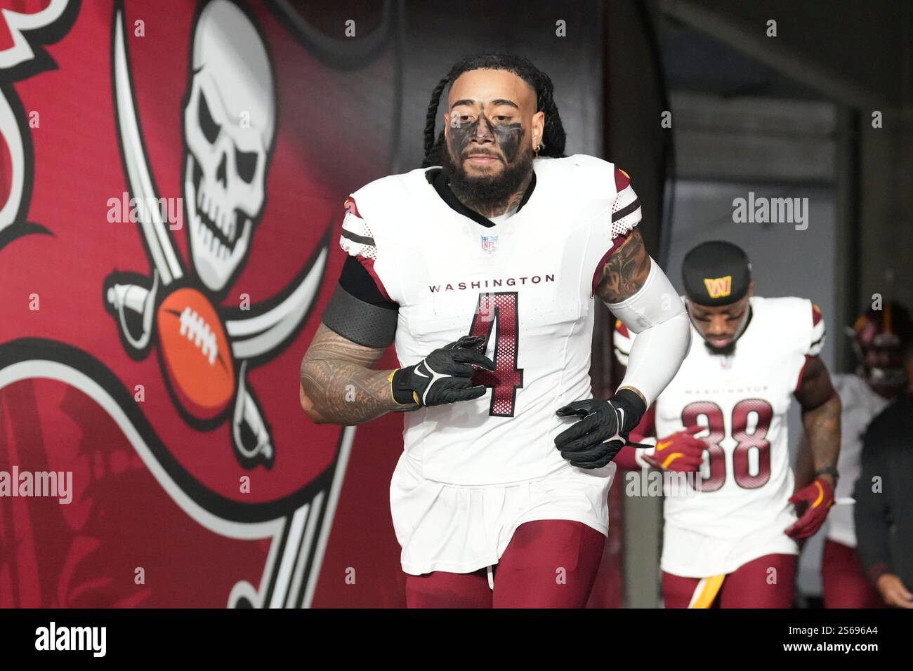 Washington Commanders linebacker Frankie Luvu (4) enters the field ...
