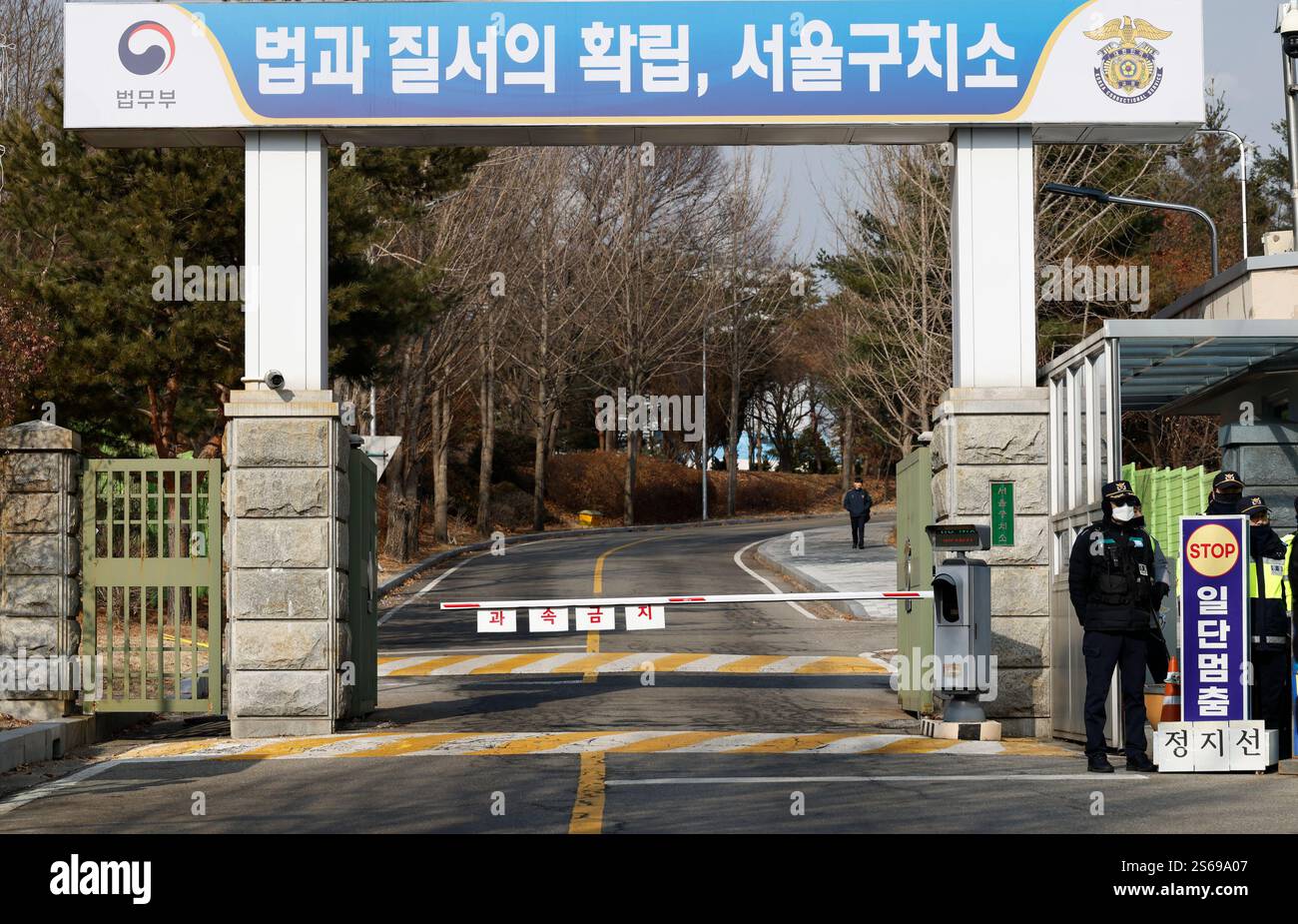 Gwacheon, South Korea. 16th Jan, 2025. Police officers stand guard at ...