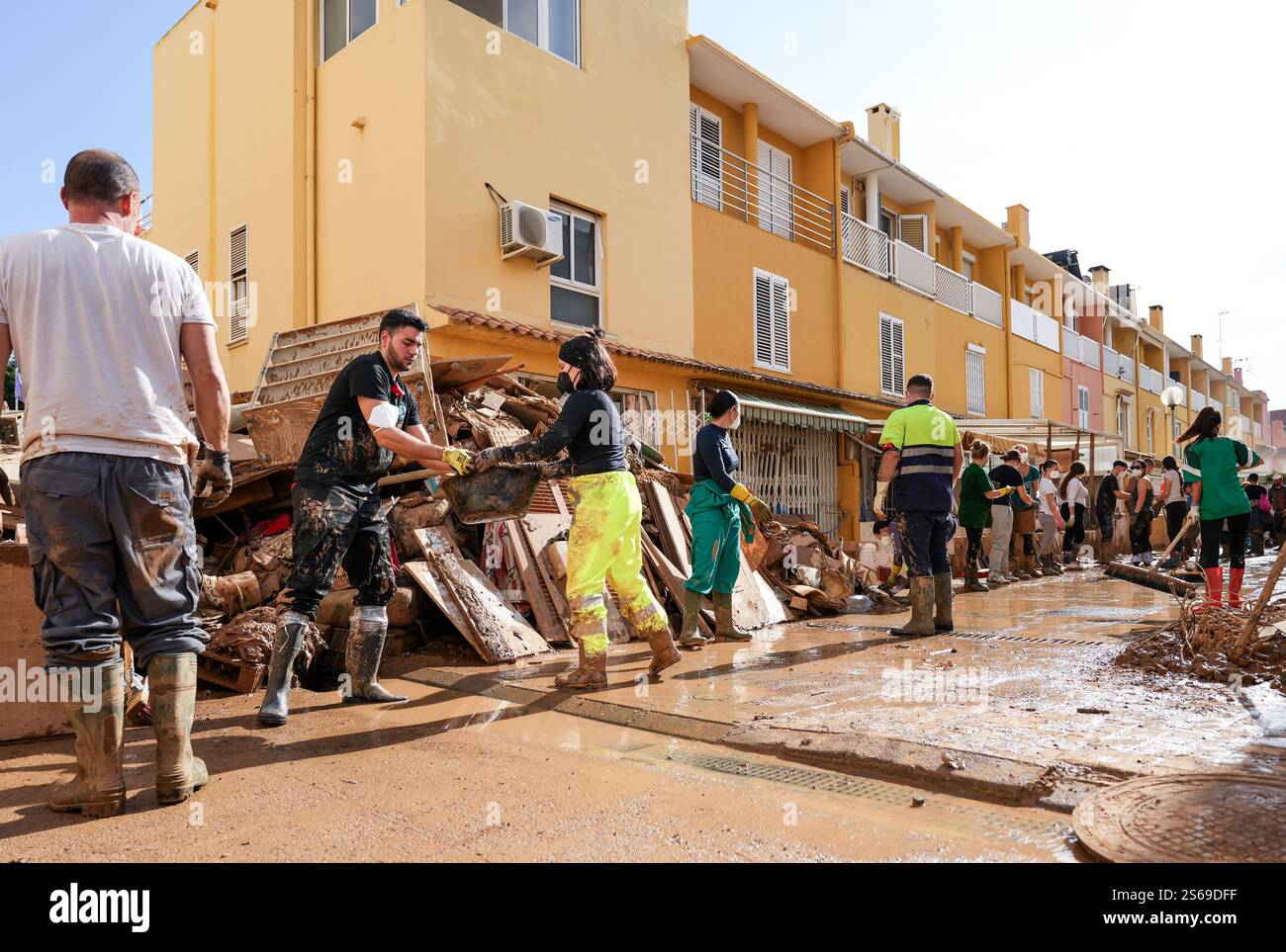 People create human chain passing buckets full of mud after DANA Spain ...