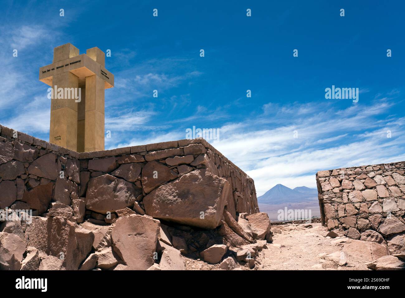 A Christian cross memorializes natives who fought the Spanish at Pukara ...