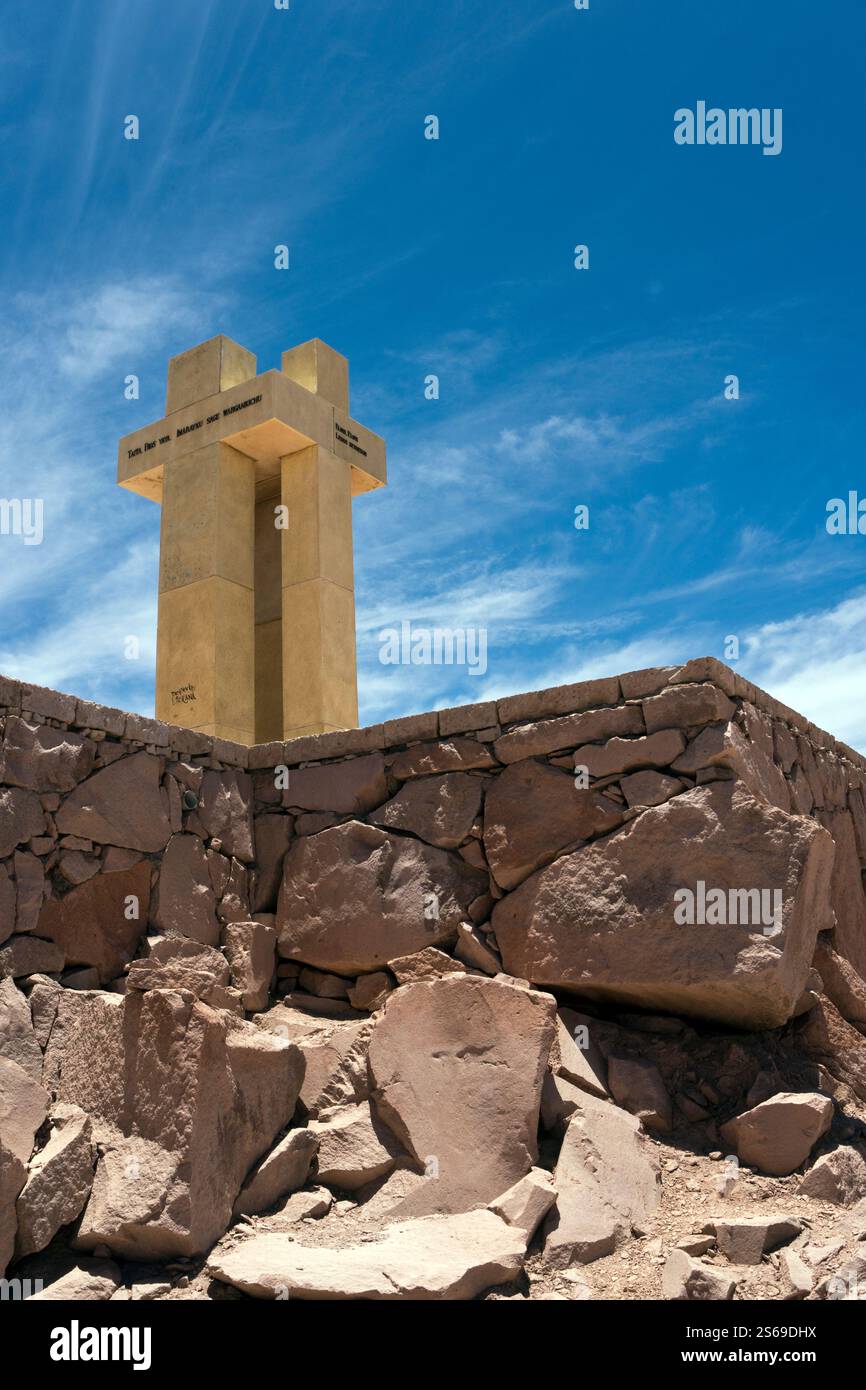 A Christian cross memorializes natives who fought the Spanish at Pukara ...