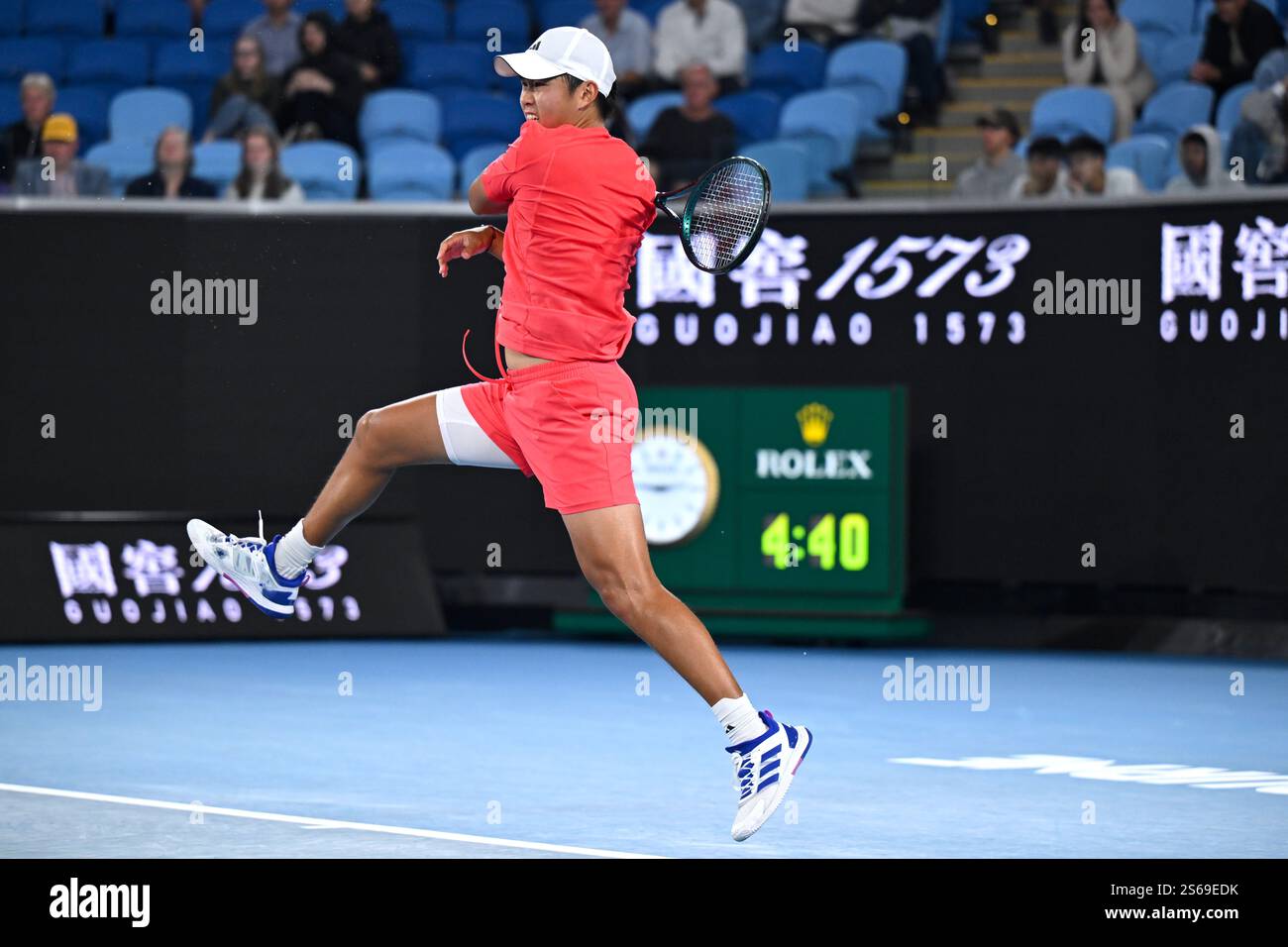 Melbourne, Australia. 17th Jan, 2025. Learner Tien of USA plays a shot ...