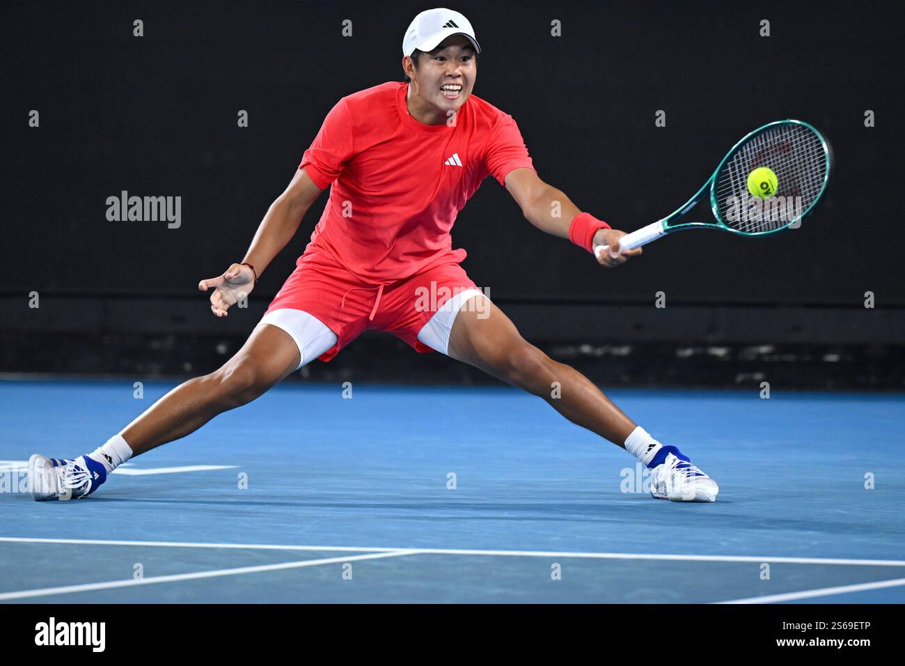 Melbourne, Australia. 17th Jan, 2025. Learner Tien of USA plays a shot ...
