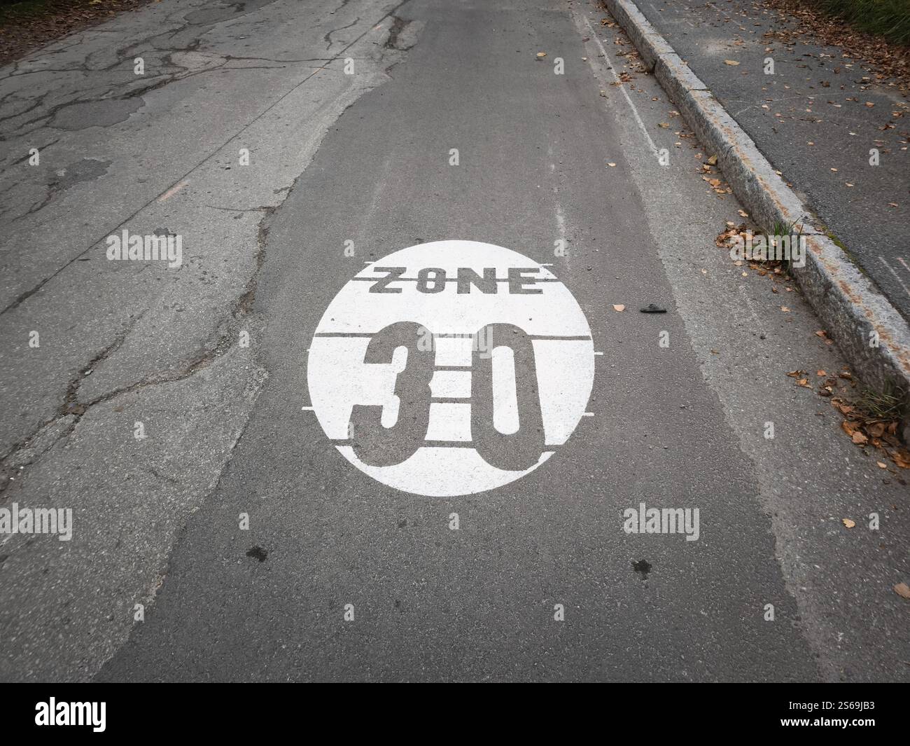 30 kmh zone hi-res stock photography and images - Alamy