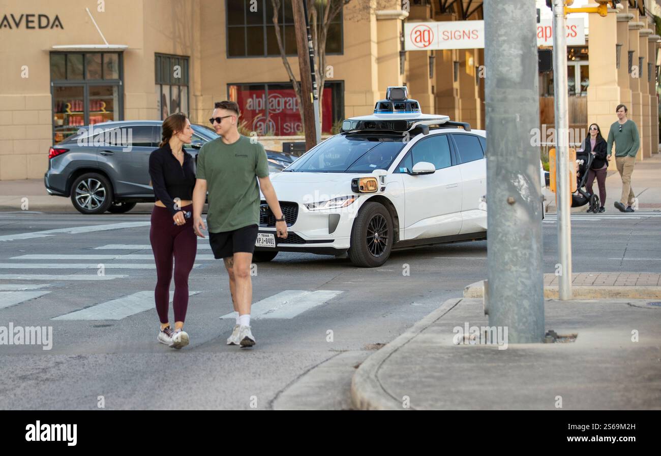 Waymo self-driving car navigates around pedestrians in downtown Austin ...