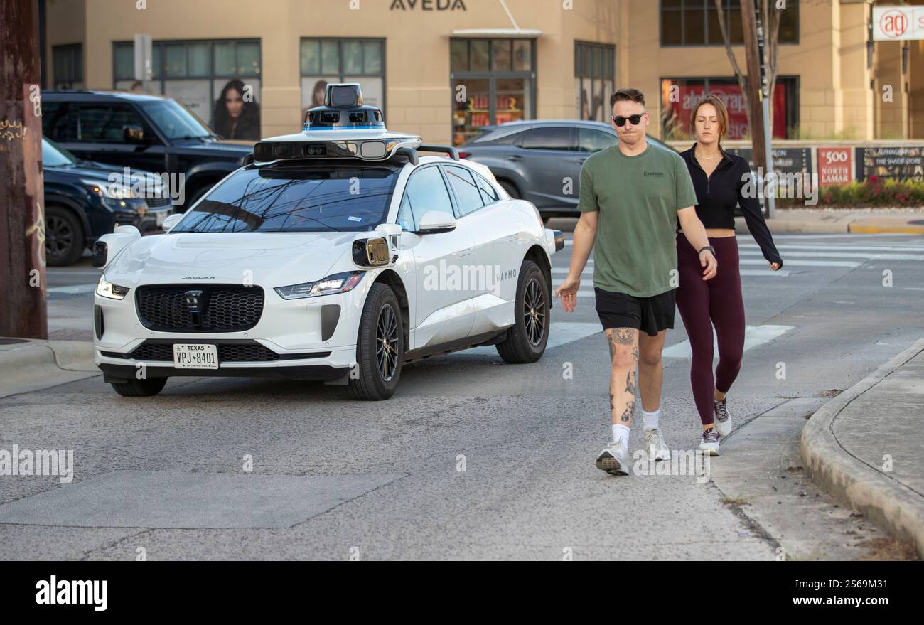 Waymo self-driving car navigates around pedestrians in downtown Austin ...