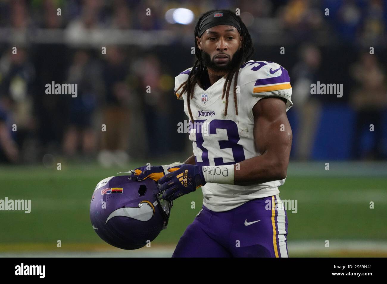 Minnesota Vikings running back Aaron Jones (33) warms up before an NFL ...