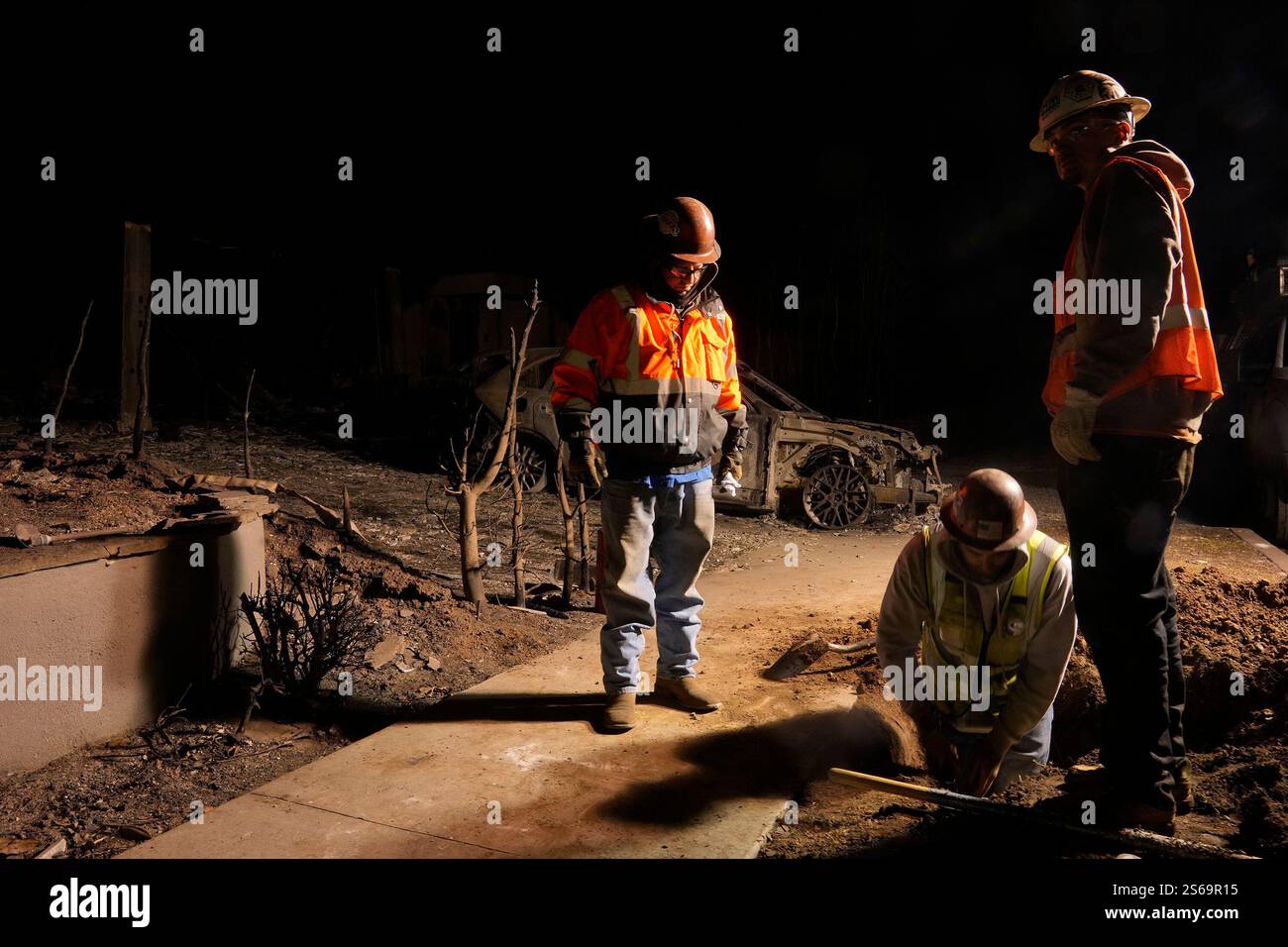 SoCalGas workers dig a to secure natural gas infrastructure of homes ...