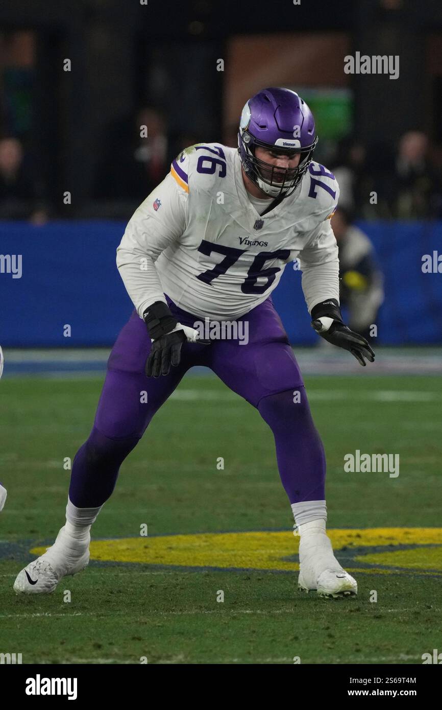 Minnesota Vikings offensive tackle David Quessenberry (76) lines up ...