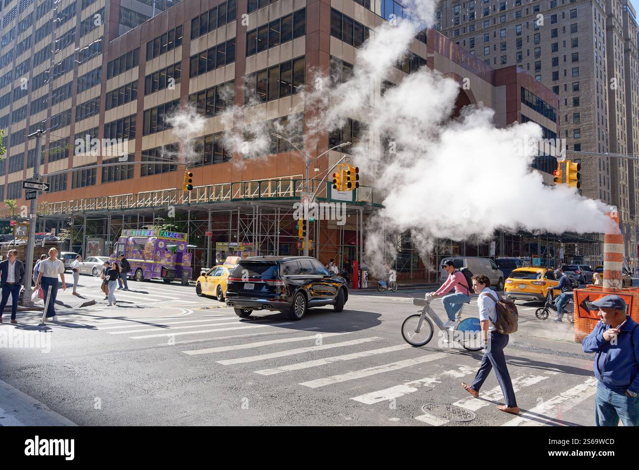 New york intersection cyclist hi-res stock photography and images - Alamy