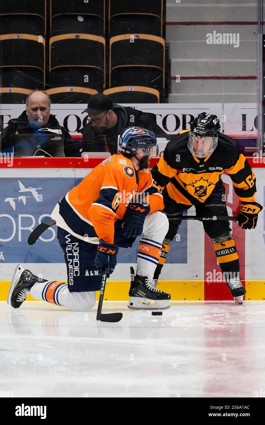 250116 Växjös Petter Granberg och Skellefteås Jonathan Pudas under ishockeymatchen i SHL mellan ...