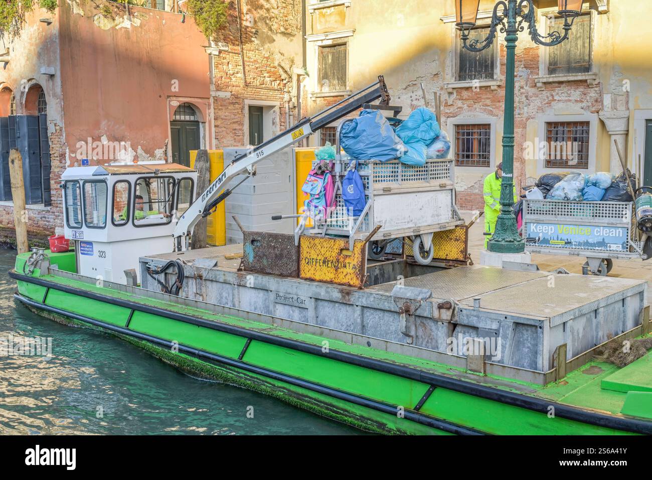 Müllabfuhr mit einem Boot der Stadtreinigung, Canal Grande, Venedig ...
