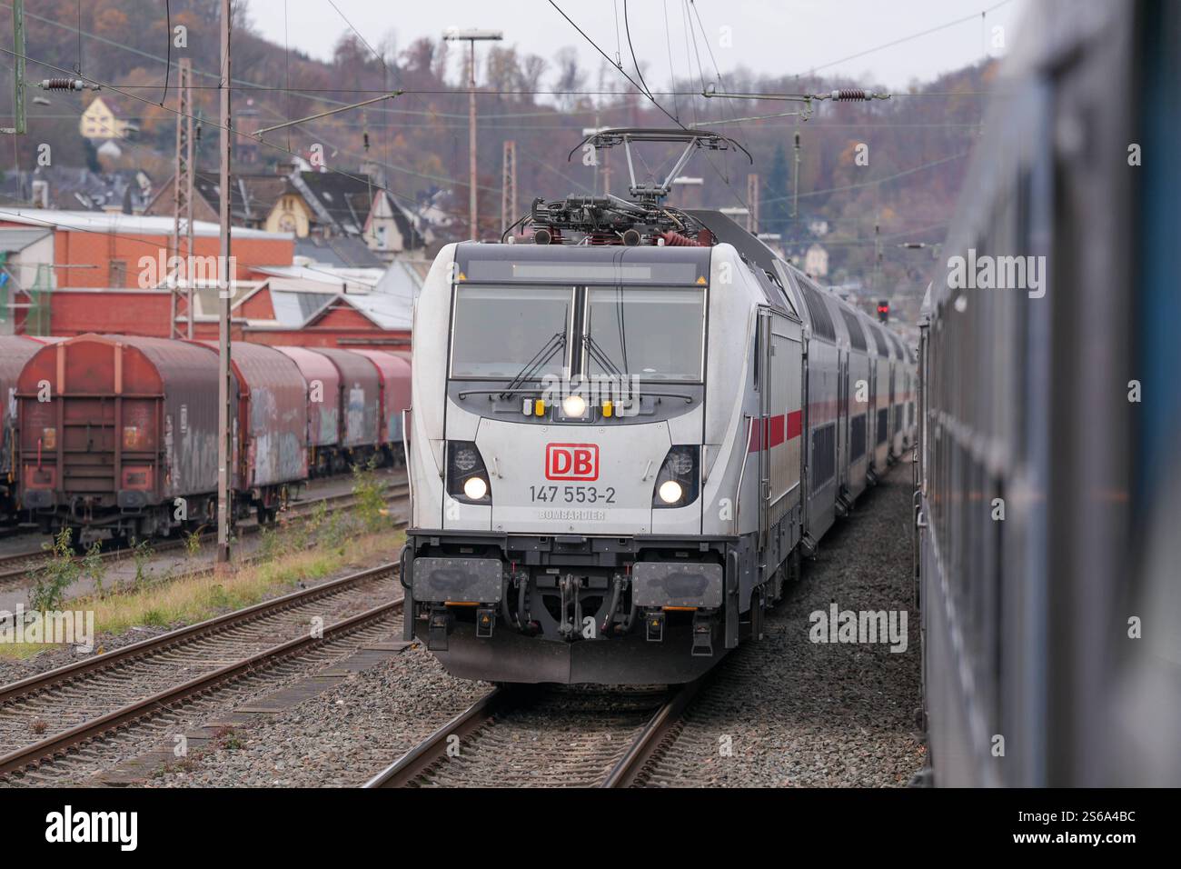 DB-Lokomotive 147 553-2 mit Doppelstockwagen, moderner Regionalzug im ...