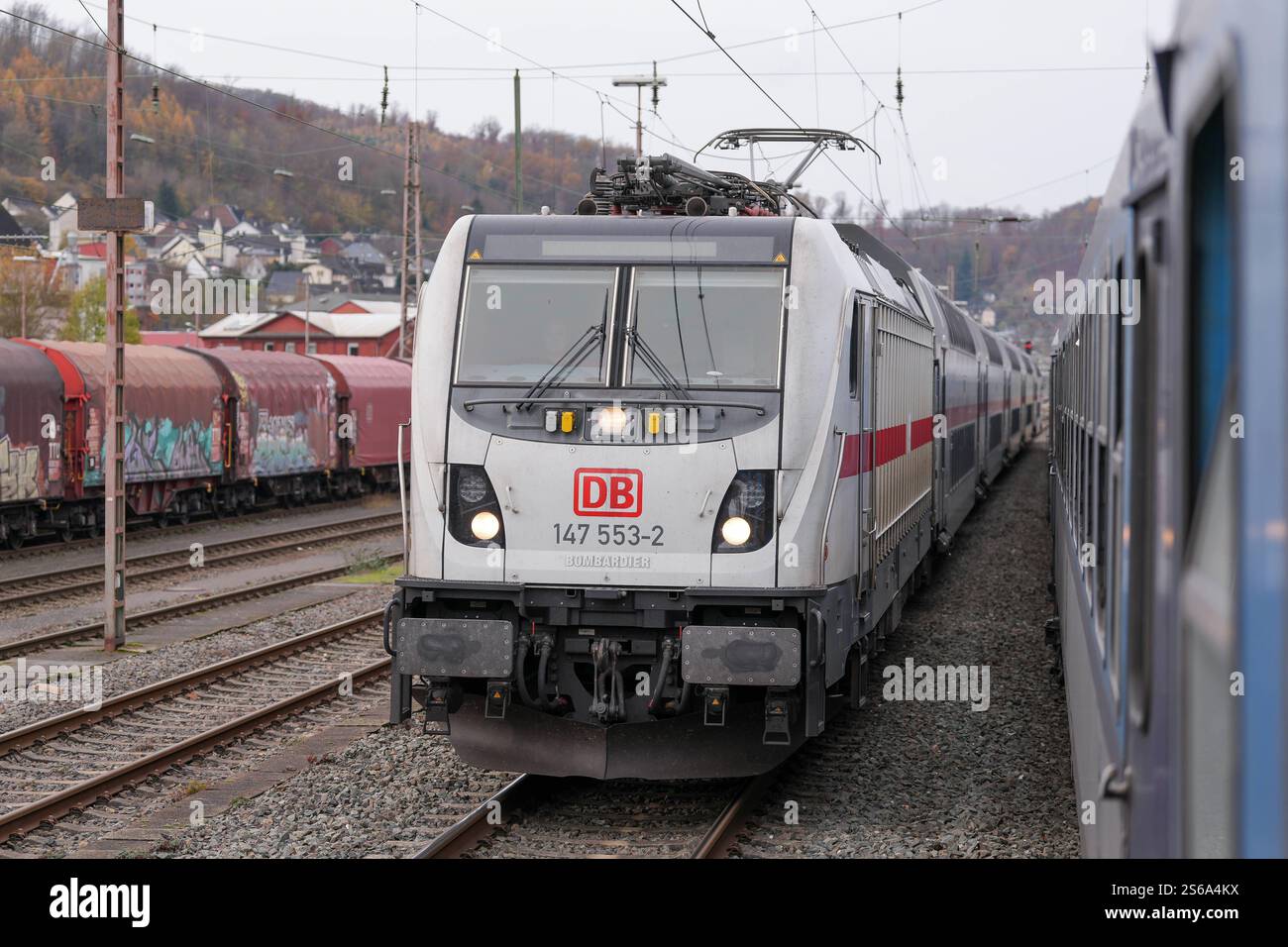 DB-Lokomotive 147 553-2 mit Doppelstockwagen, moderner Regionalzug im ...