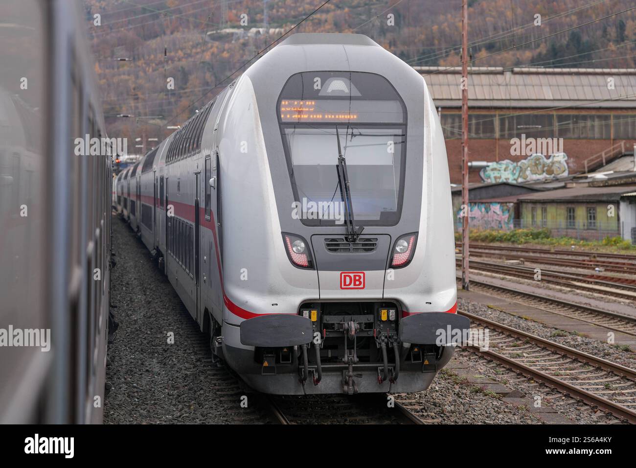 DB, Doppelstockwagen, moderner Regionalzug im Einsatz, Gleisanlagen mit ...