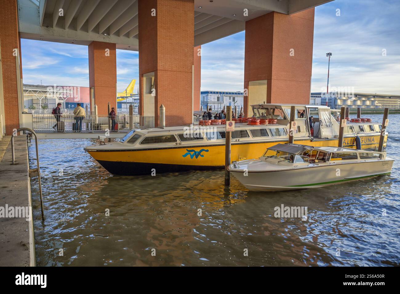 Hafen, Abfahrt der Speedboote am Flughafen Marco Polo, Venedig ...