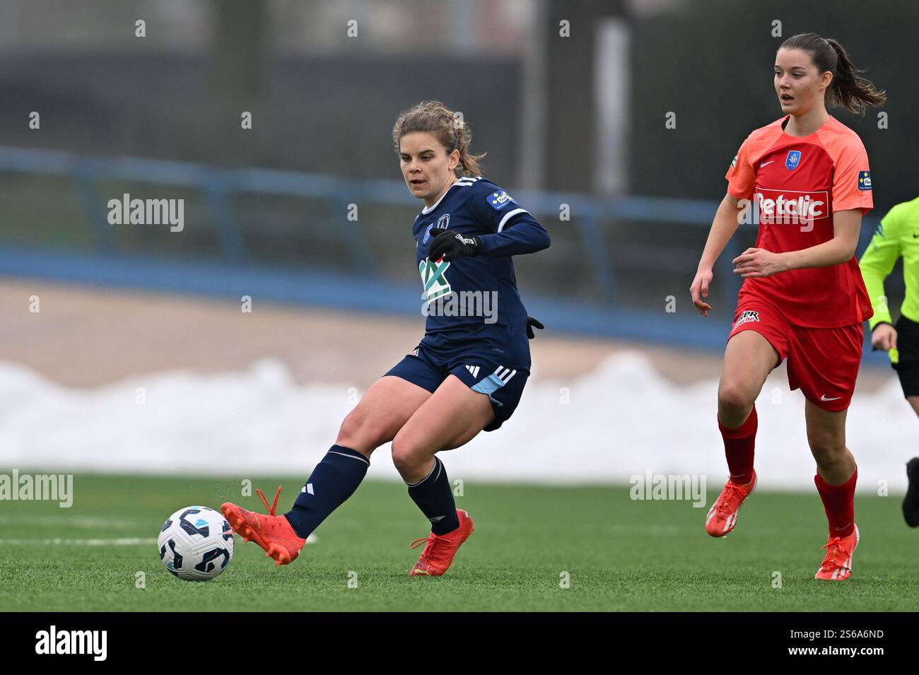 Roubaix, France. 15th Jan, 2025. Daphne Corboz (8) of Paris FC and ...