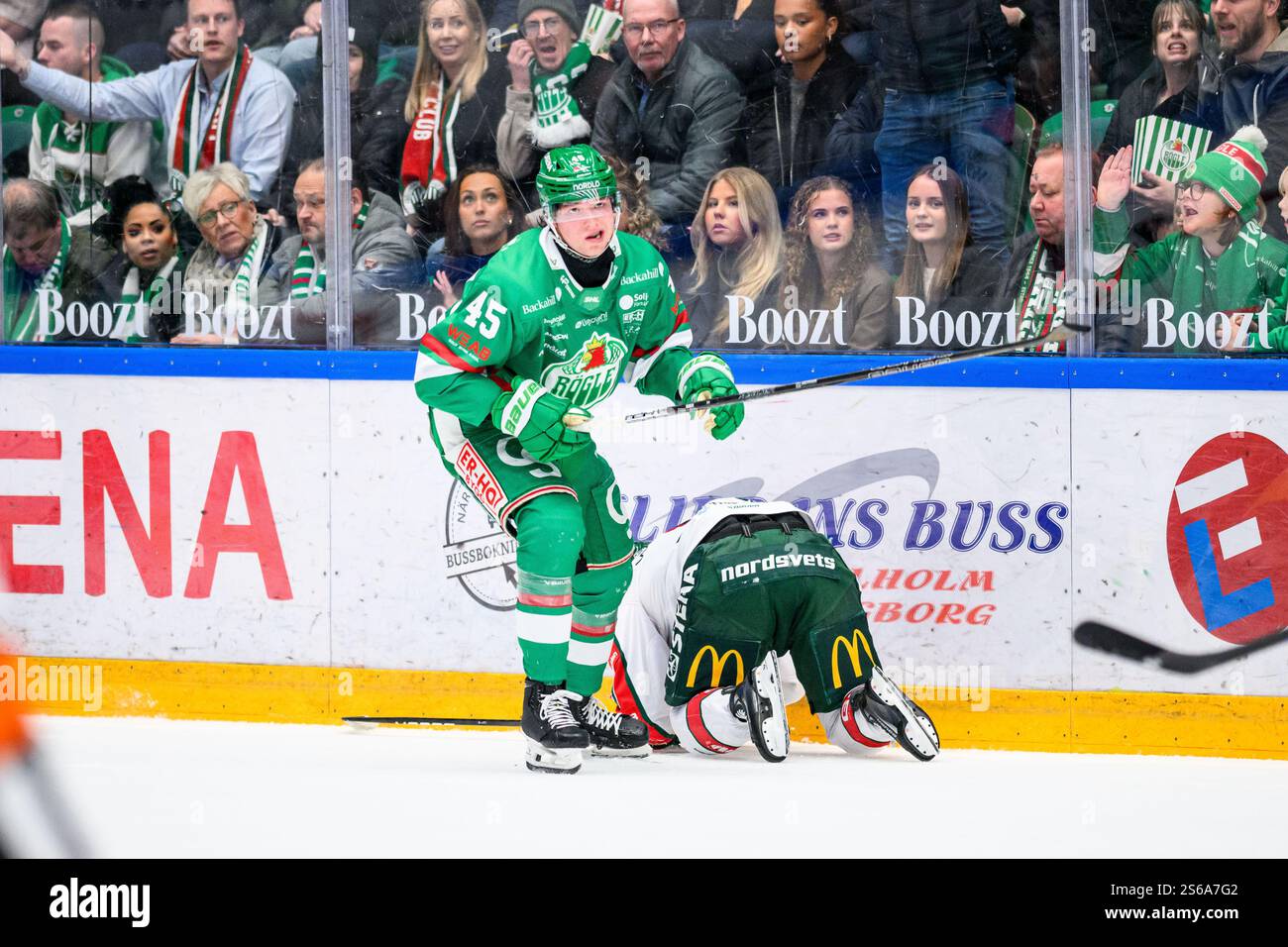 250116 Rögles Gregor Biber och Frölundas Linus Weissbach under ...