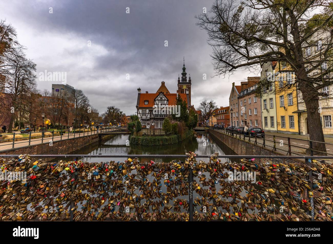 Padlocks hung on the bridge railing hi-res stock photography and images ...
