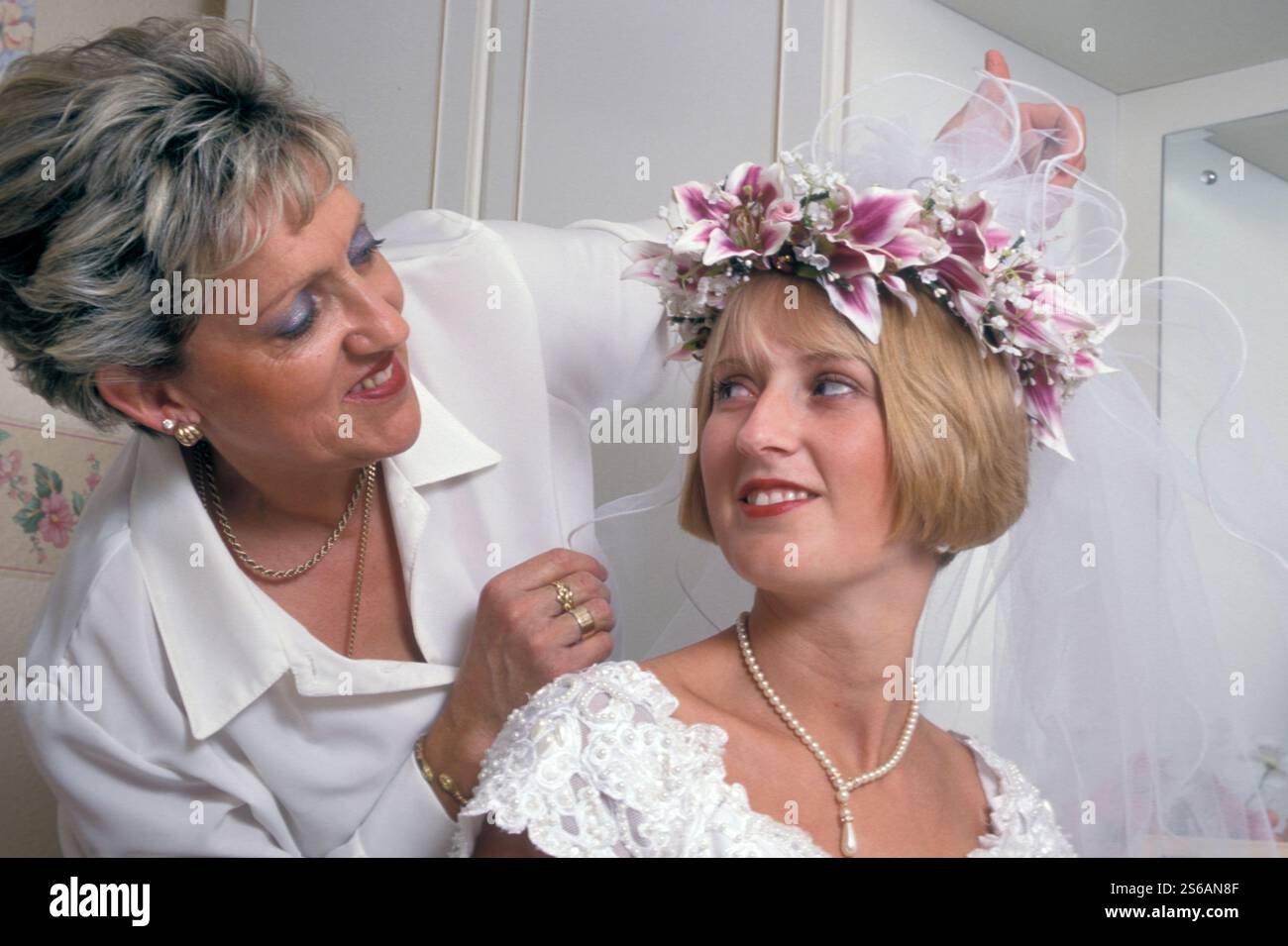 Bride and her mother on wedding day Stock Photo - Alamy