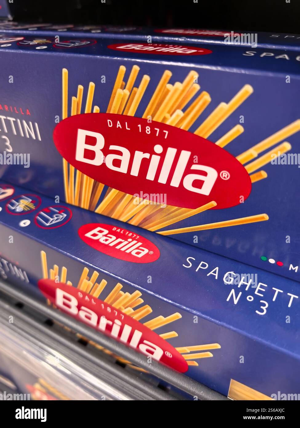 Spaghetti and other varieties of pasta hi-res stock photography and ...