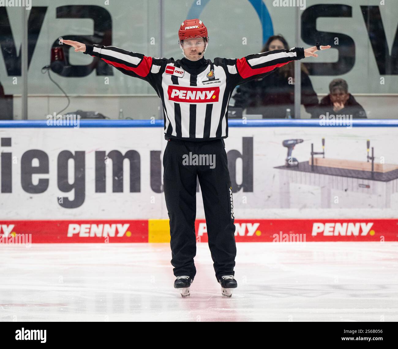 Hauptschiedsrichter Reid Anderson annulliert nach Videobeweis ein Tor ...