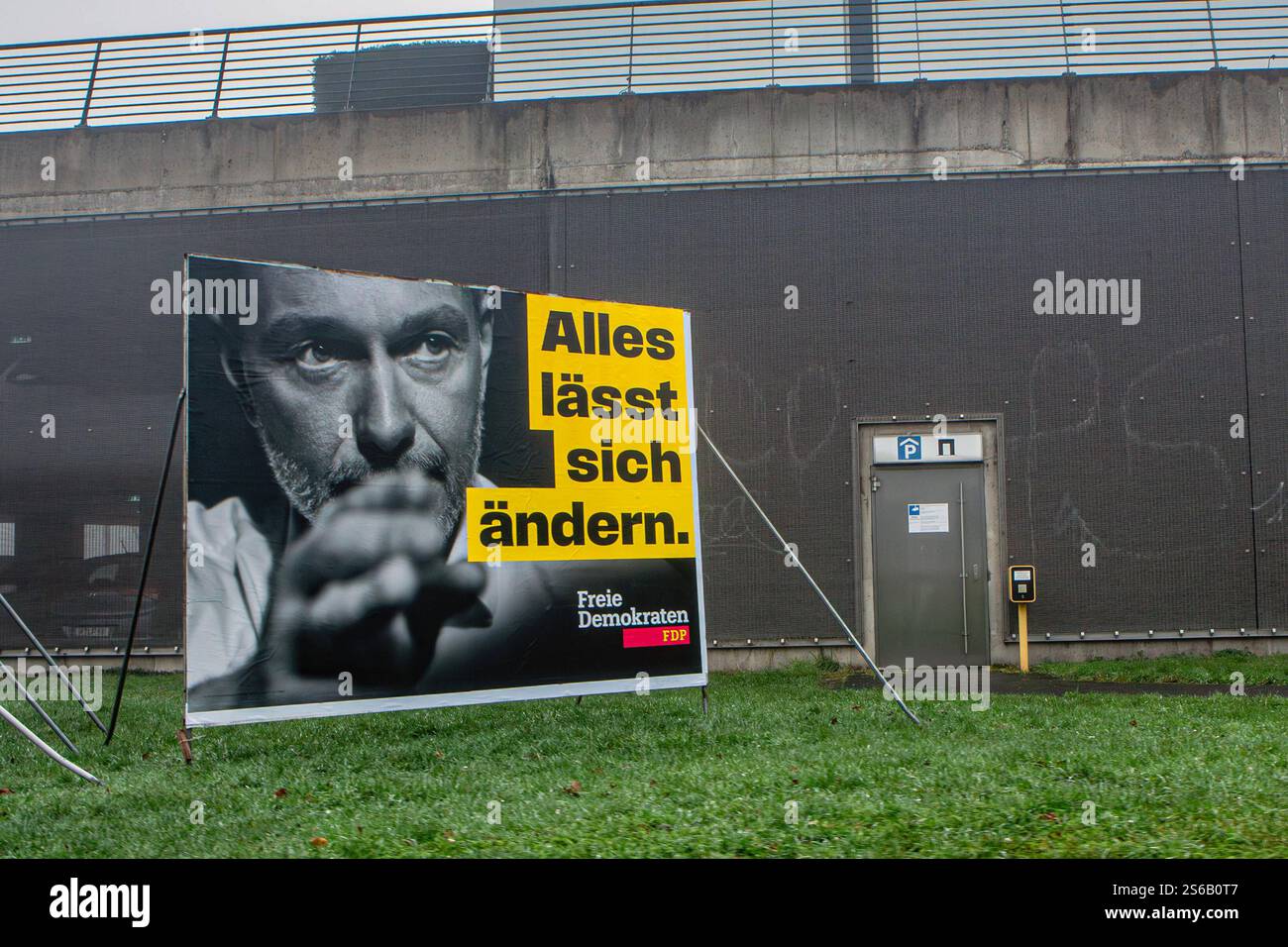 Wahlplakate zur Bundestagswahl am 23. Februar 2025 sind in Düsseldorf ...