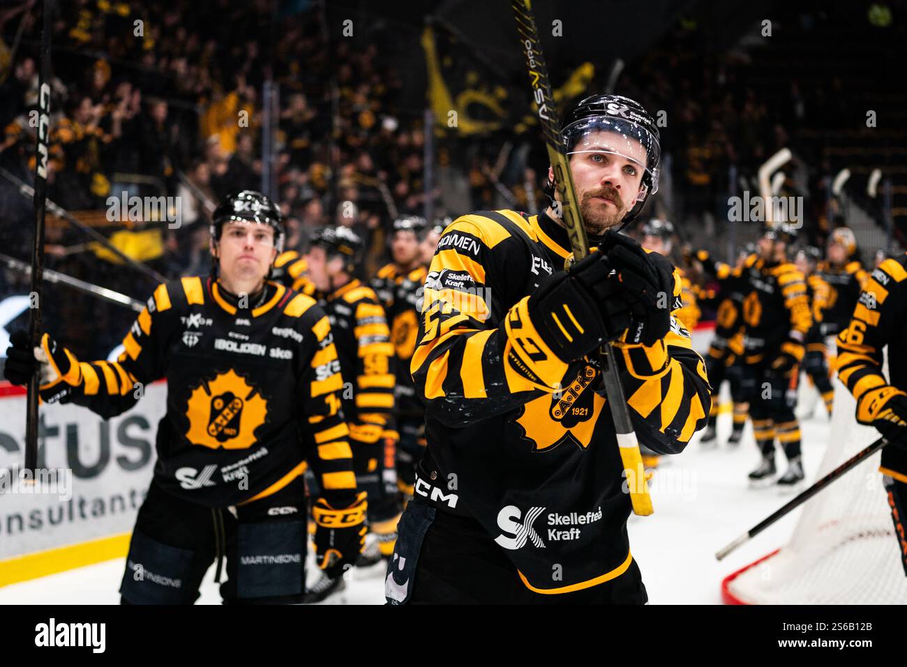 250116 Skellefteås Arvid Lundberg jublar efter ishockeymatchen i SHL mellan Skellefteå och Växjö ...