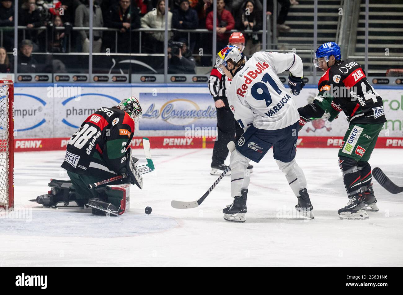 Filip Varejcka (EHC Red Bull Muenchen, #91) verpasst gegen Strauss Mann ...