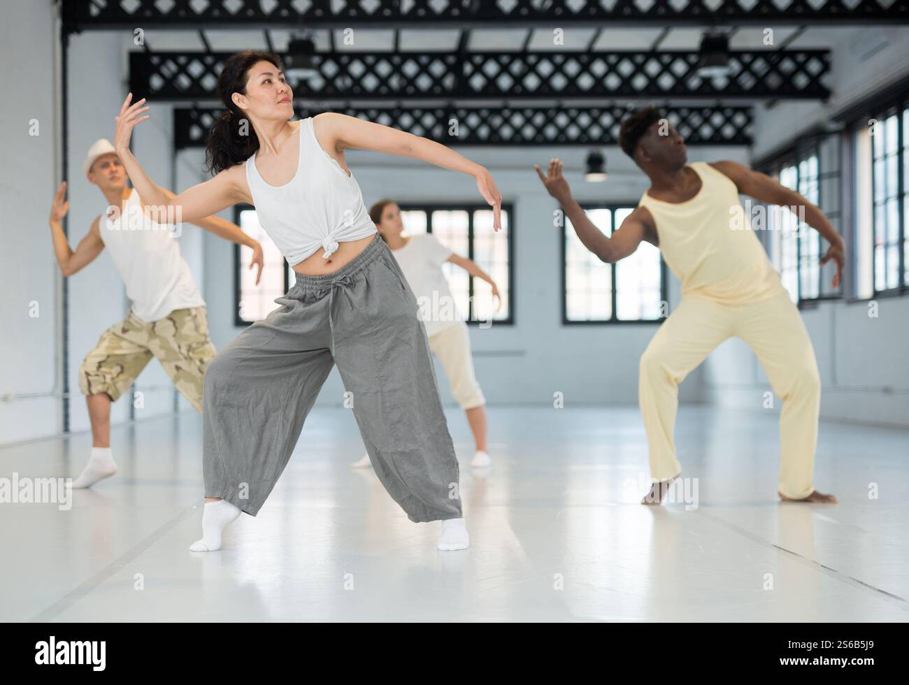People practicing hip-hop movements in class Stock Photo - Alamy