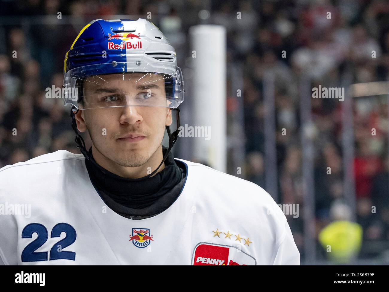 Zeichnete fuer das Tor zum 2:3 verantwortlich: Jakob Weber (EHC Red ...