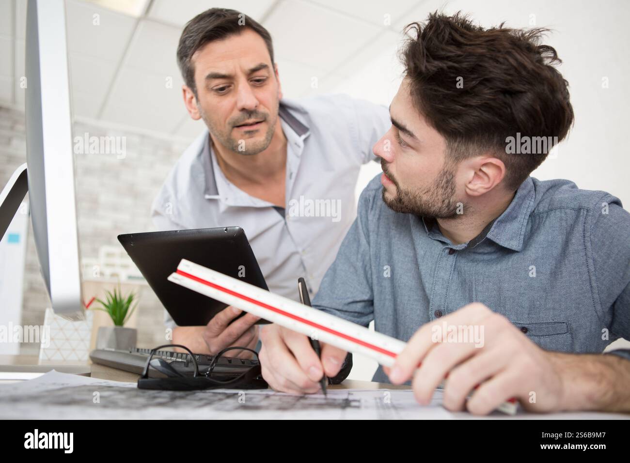 collaborative process of skilled students during brainstorming meeting ...