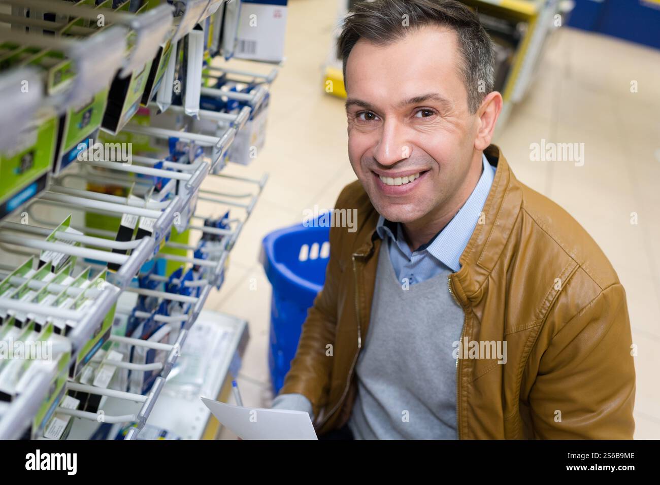 man buys something at a shop Stock Photo - Alamy