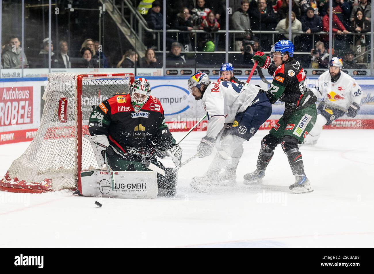 Nico Kraemmer (EHC Red Bull Muenchen, #21) verpasst hier gegen Strauss ...
