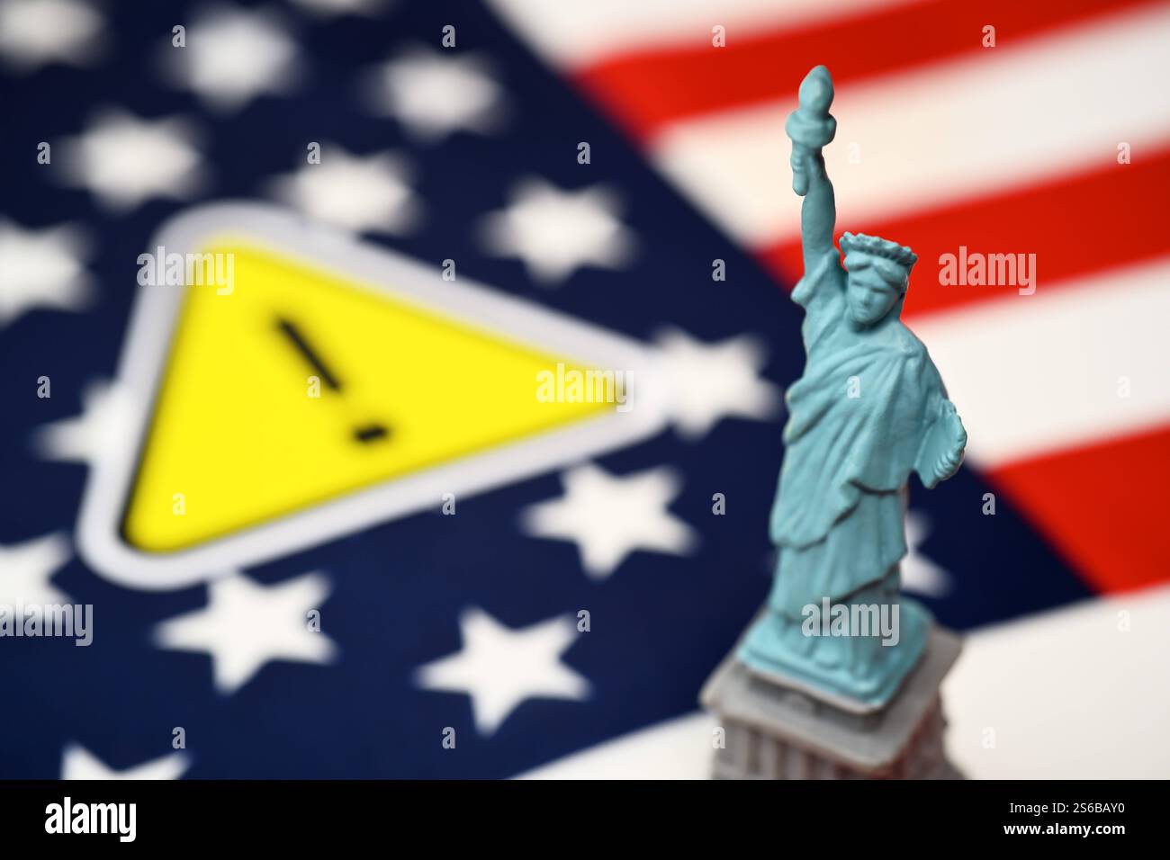 Freiheitsstatue auf US-Fahne mit Warnschild, US-Politik *** Statue of ...