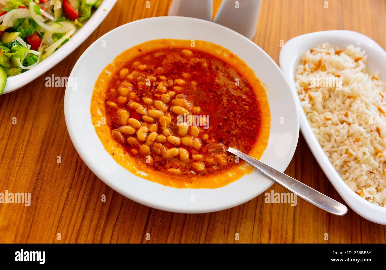Traditional Turkish stewed bean dish Kuru fasulye Stock Photo - Alamy
