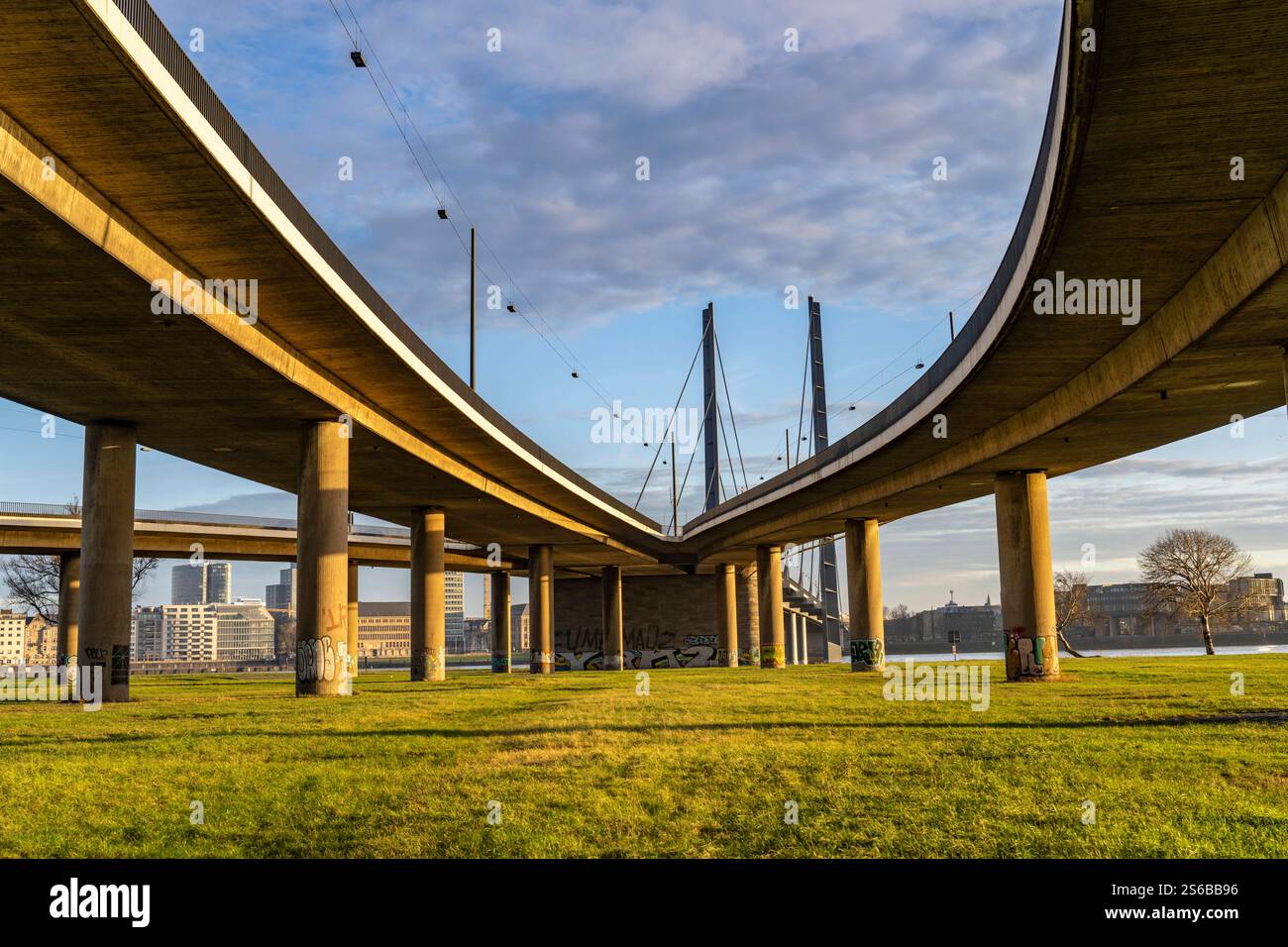 Dusseldorf brucken hi-res stock photography and images - Alamy