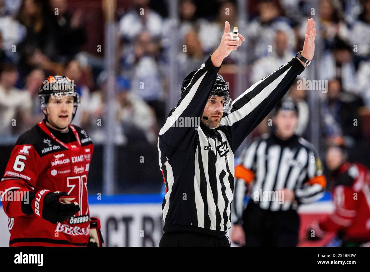 Leksand, Sverige. 16th Jan, 2025. 250116 Linjedomare Emil Yletyinen under ishockeymatchen i SHL ...