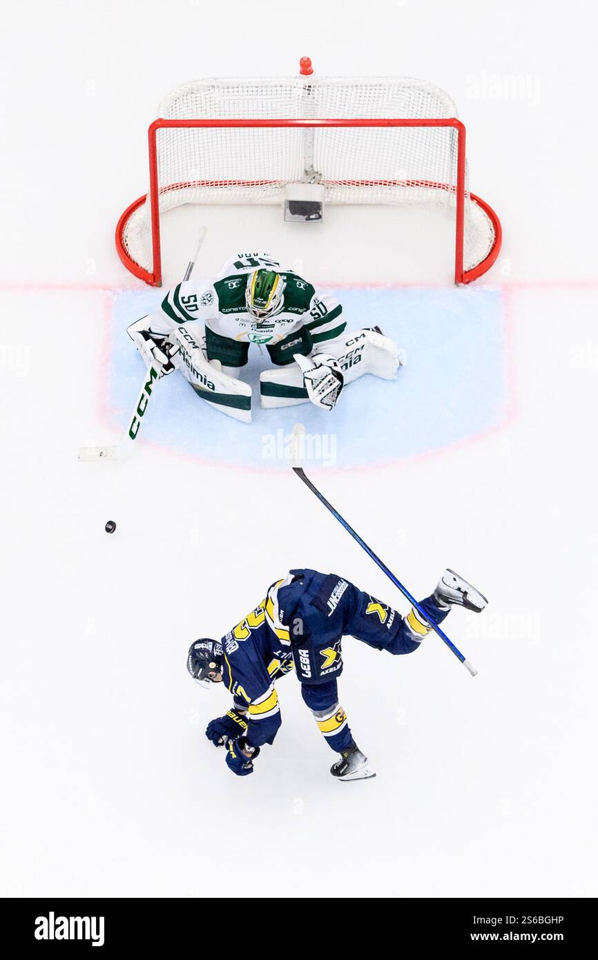 250116 Färjestads målvakt Damian Clara och HV71s Jonathan Ang under ...