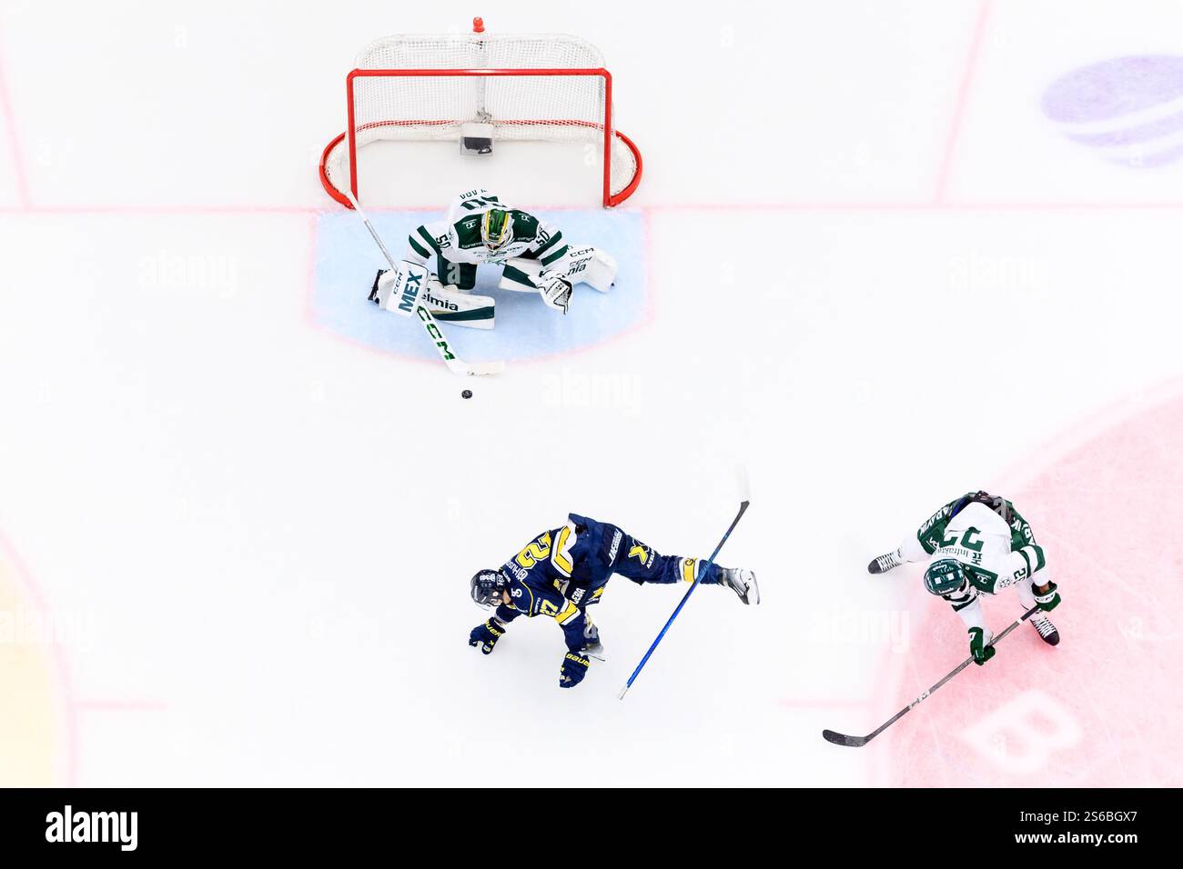 250116 Färjestads målvakt Damian Clara och HV71s Jonathan Ang och ...