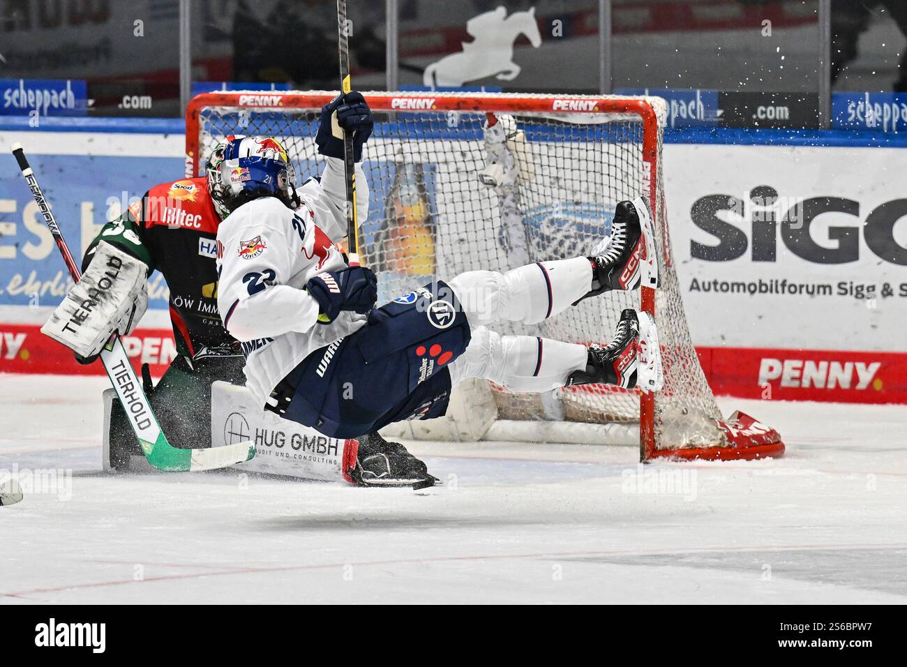 in dieser Szene fliegt Jakob WEBER (EHC RB Muenchen 22) auf den Rucken ...