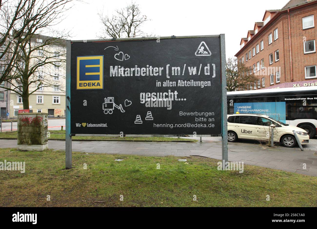 Edeka sucht auf einem großen Plakat an der Jarrestraße Mitarbeiter für ...