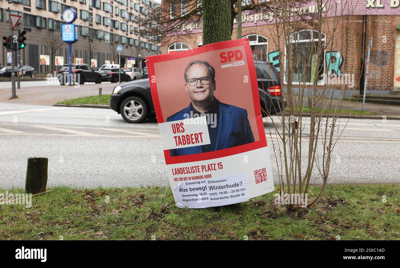 An einem Baum wurde ein Plakat mit dem Konterfei von Urs Tabbert ...