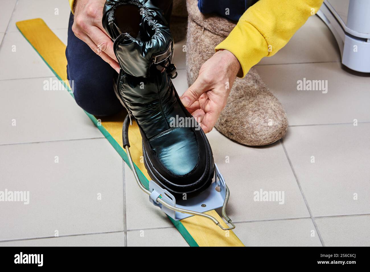 Adjustment of universal cable ski bindings with free heel, which are an ...