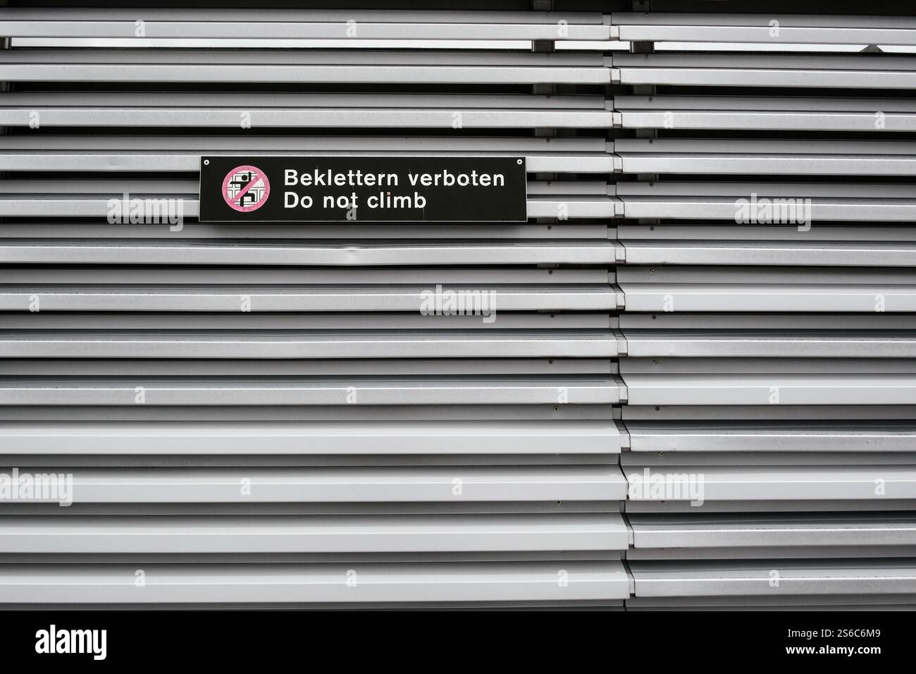 Do Not Climb warning sign on corrugated metal wall Stock Photo - Alamy