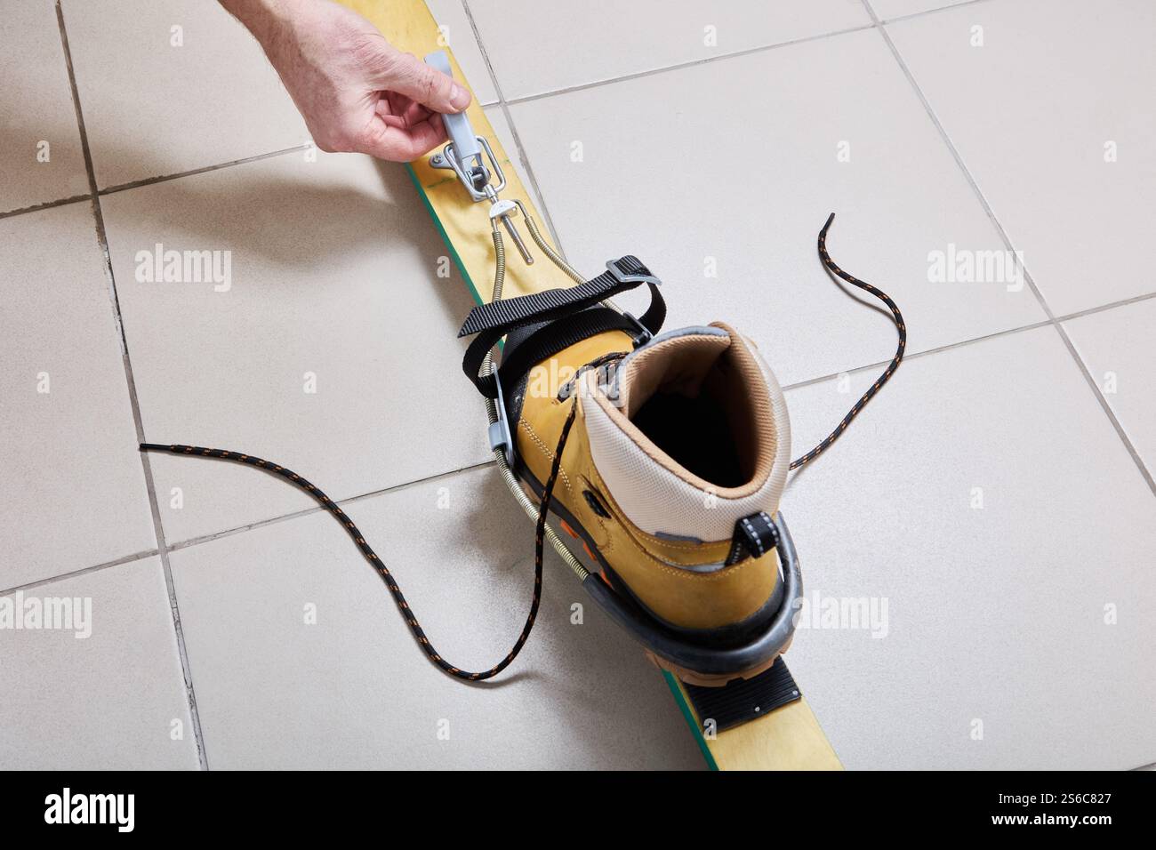 Wooden ski with universal cable Kandahar spring binding during ...