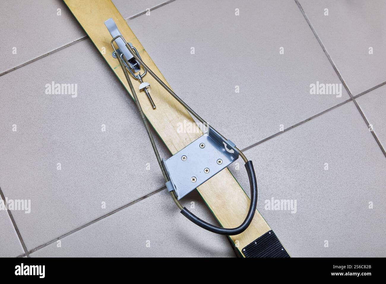 Universal cable ski binding with free heel at installation stage ...