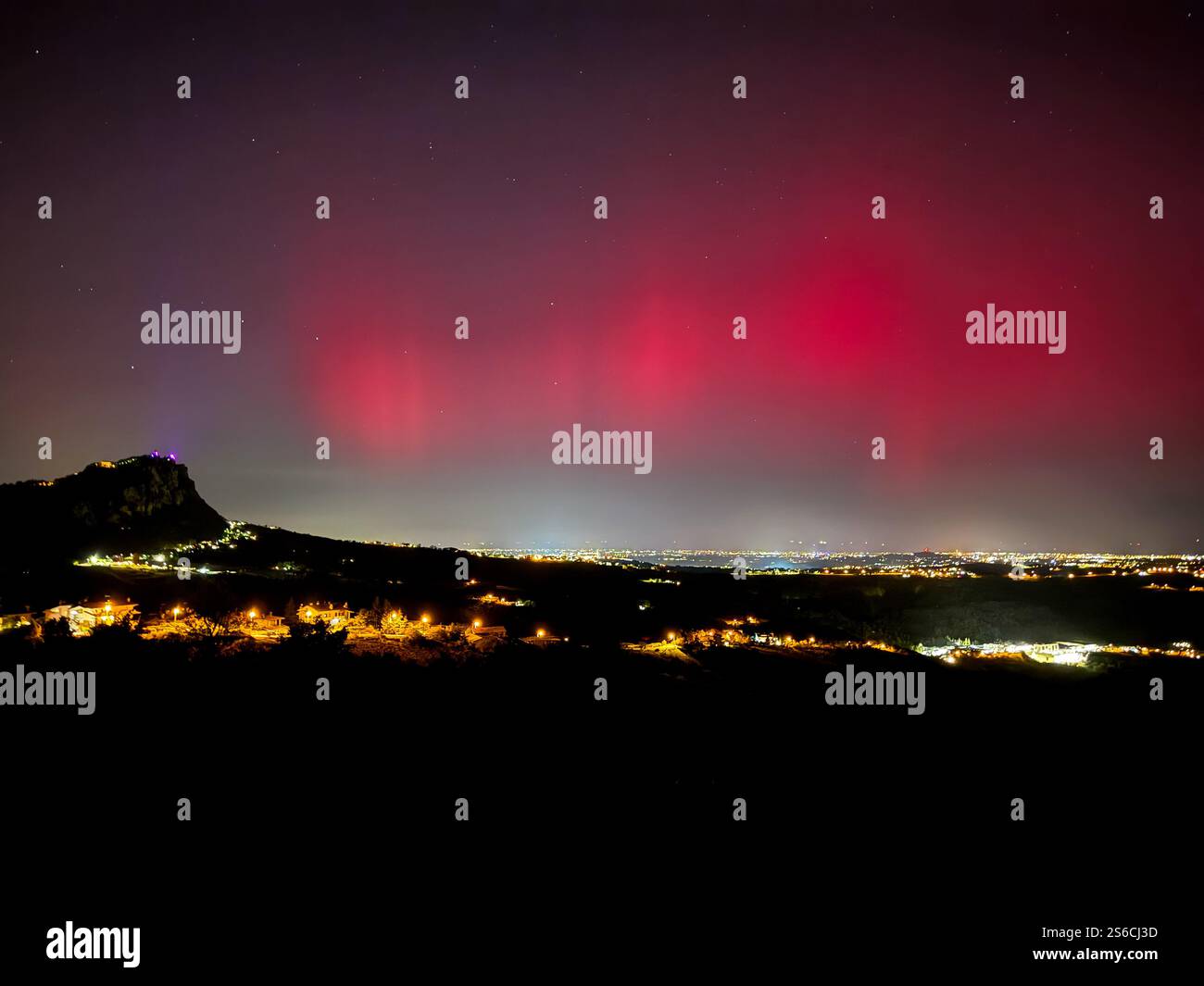 A rare phenomenon: the Northern Lights paint San Marino’s sky in red ...