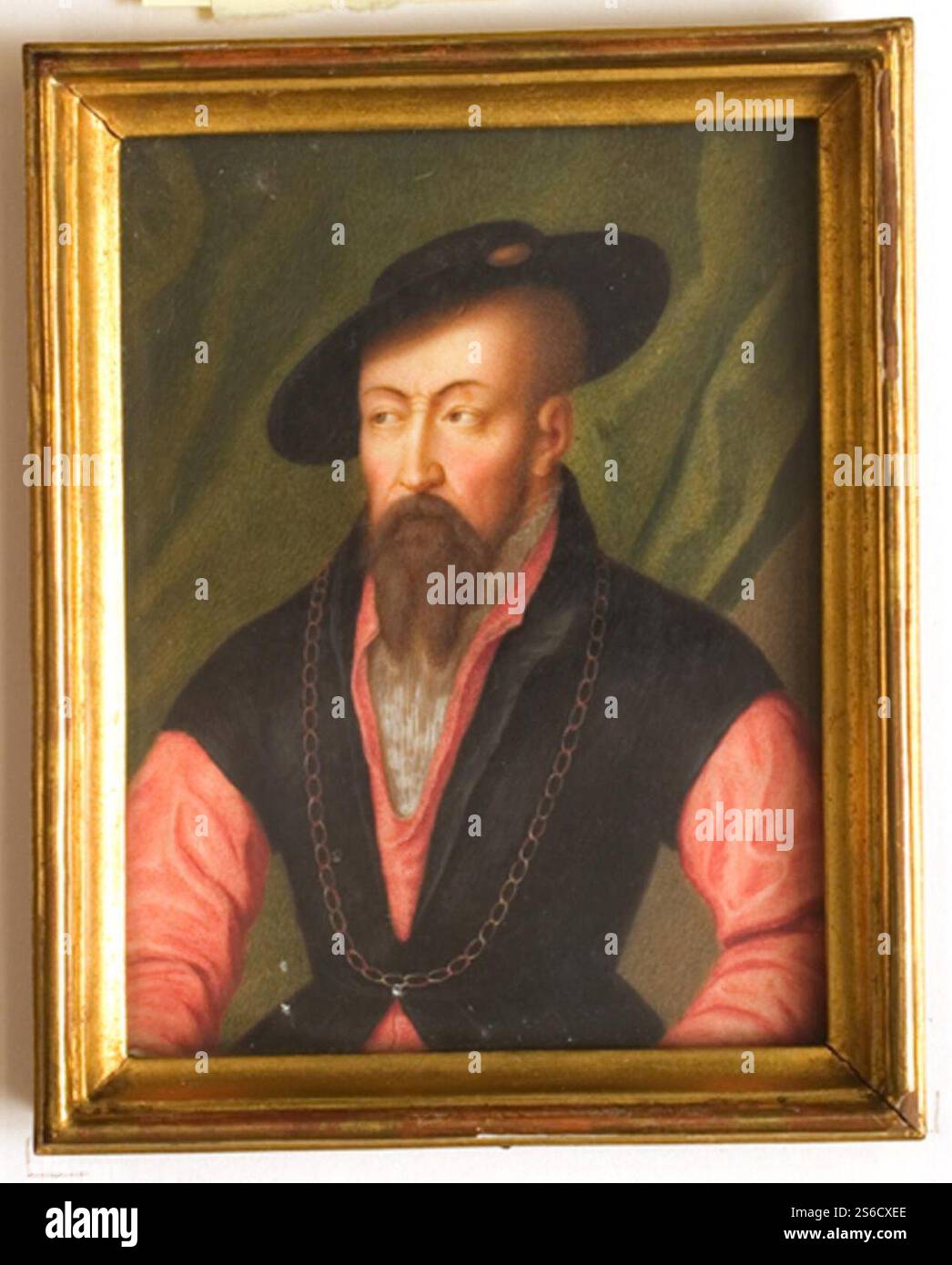 David Gardelle, Mand med flad baret og halskæde Stock Photo - Alamy